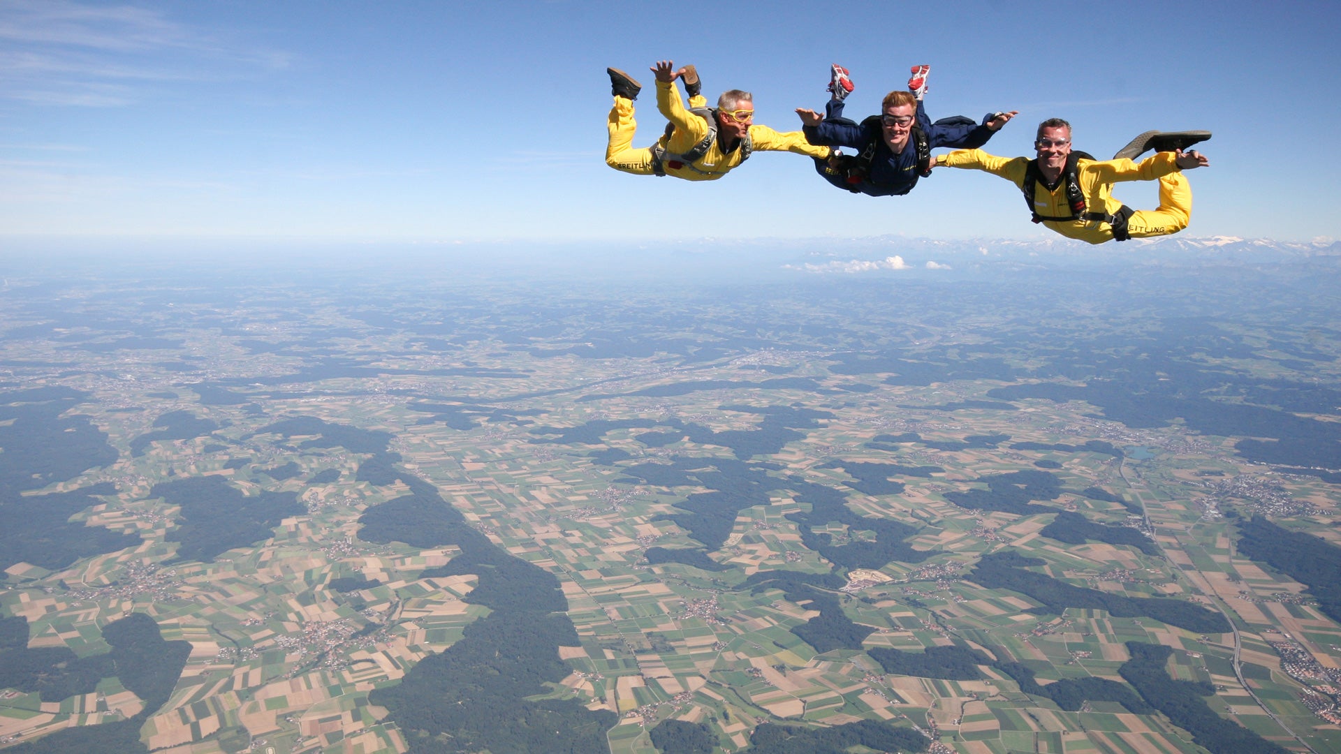 Learn to skydive | Skydiving training | Swissboogie